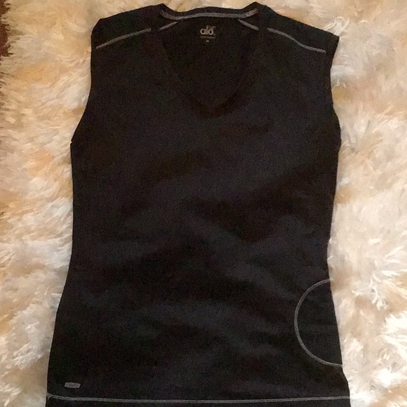 ALO Yoga | Tops | Alo Yoga Coolfit Muscle Tee With Pocket | Poshmark